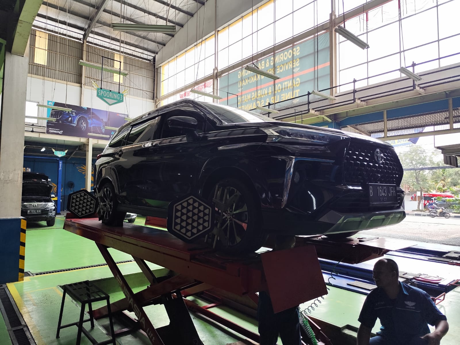 Pentingnya Spooring Balancing di Bengkel Ban Mobil - Bengkel BOS ...